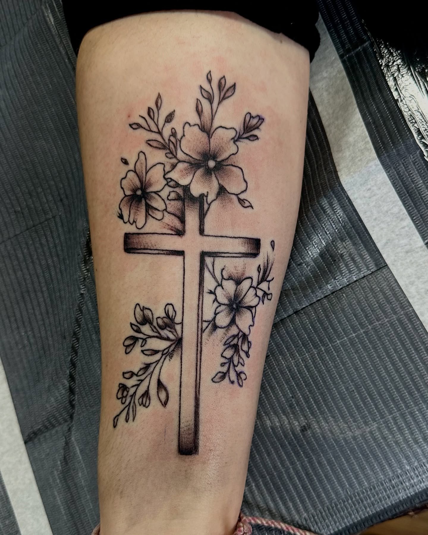 Embrace Simplicity: The Ultimate Guide to Minimalist Tattoos - Weekly ...