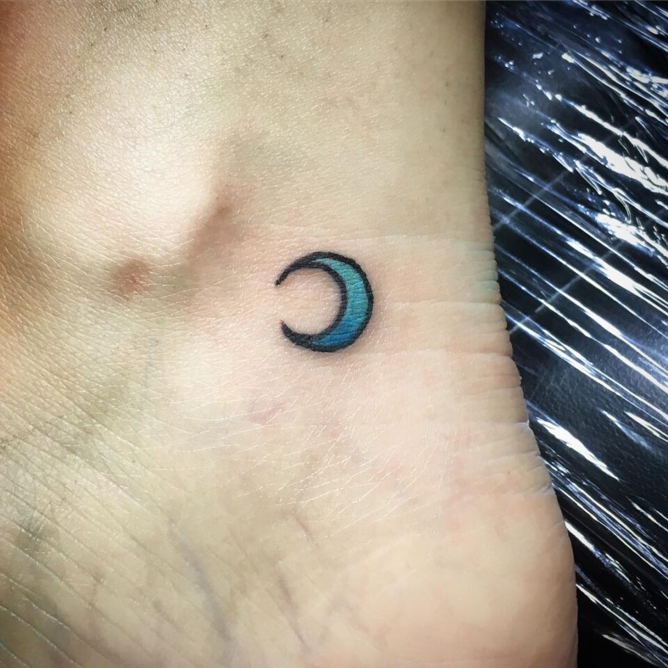 Crescent Moon Tattoos: Mystical Symbols of Change, Intuition, and ...